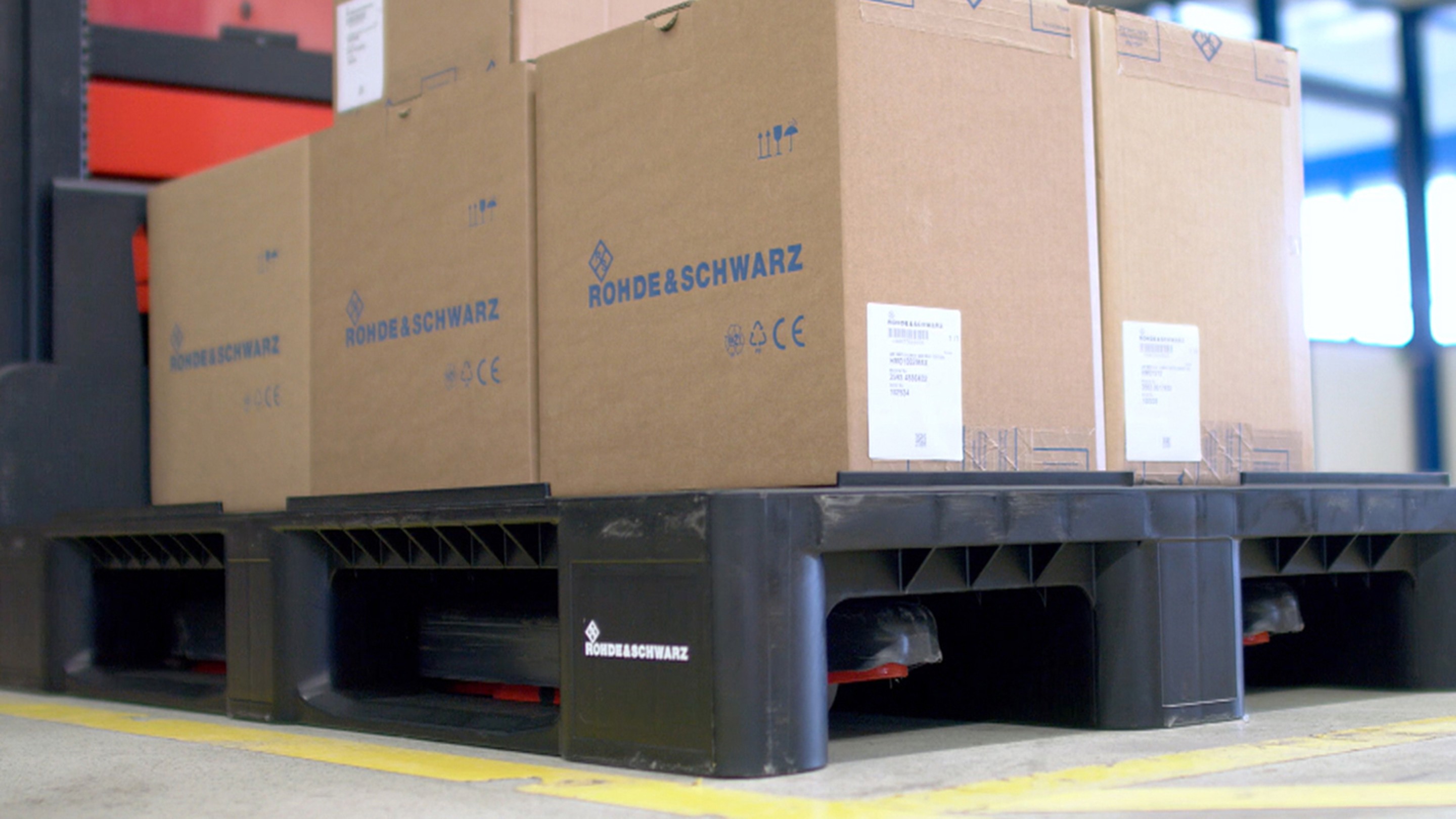 Fahrerloses Transportsystem automatisiert Warentransport | Rohde & Schwarz