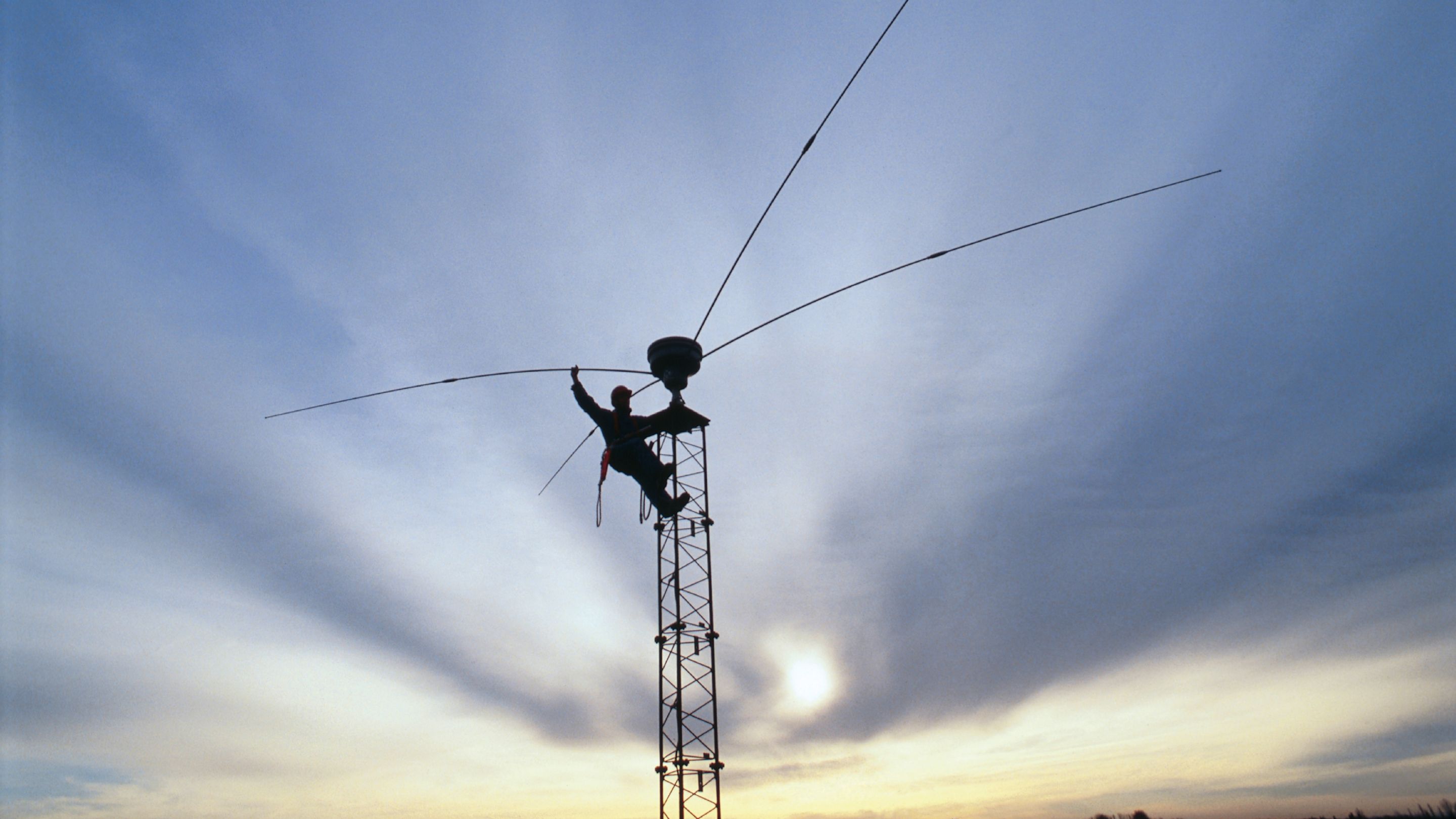 Tactical HF communications | Rohde & Schwarz