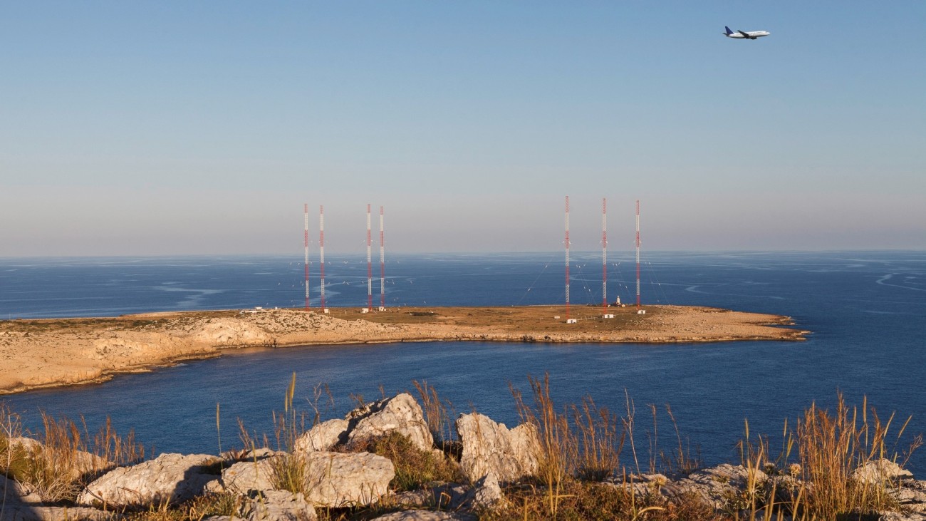Liquid cooled air traffic control over Greenland | Rohde & Schwarz