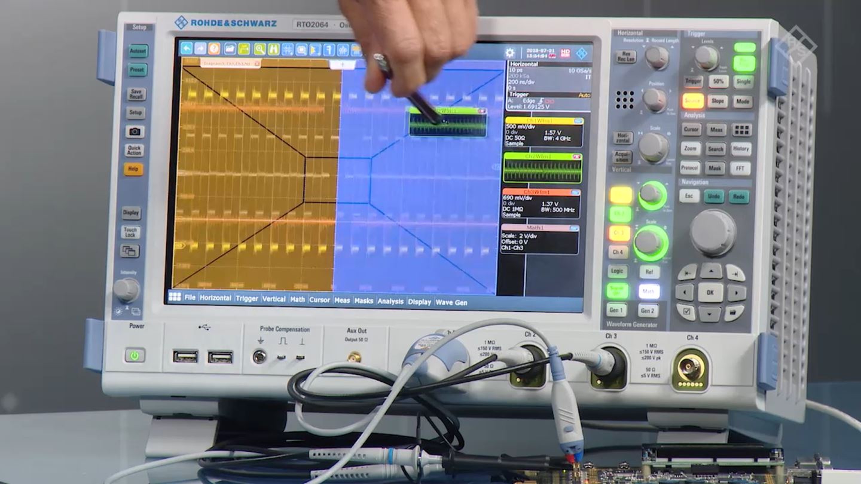 Easily customizable waveform display with R&S®SmartGrid technology ...